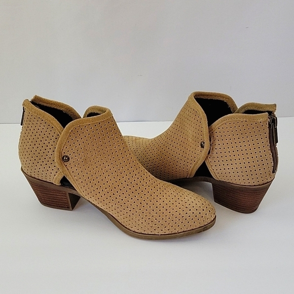 Adam Tucker | Shoes | Adam Tucker By Me Too Tabbie Ankle Boots Tan Size ...